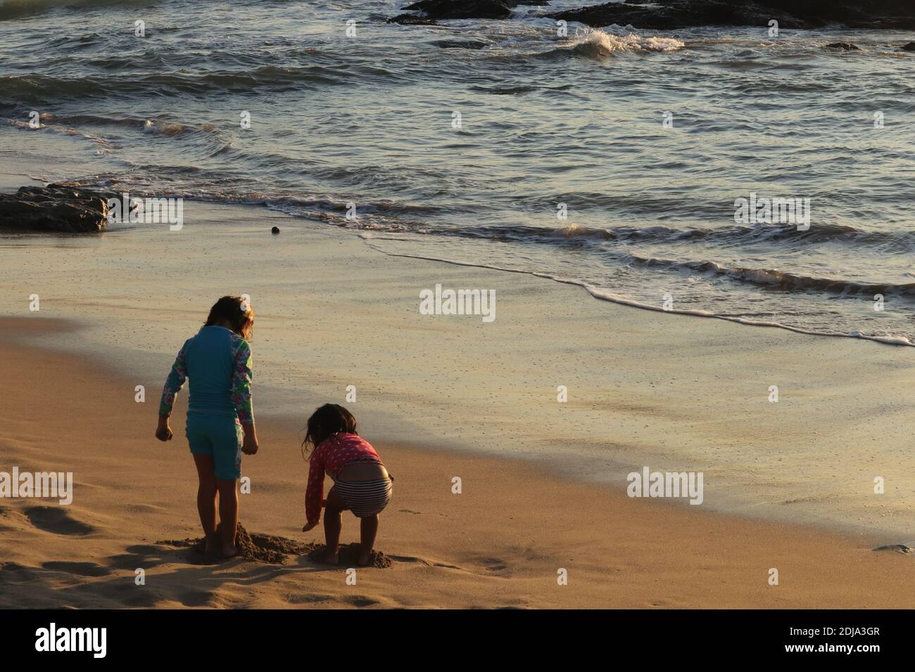Kids playing on beach Banque de photographies et d’images à haute ...