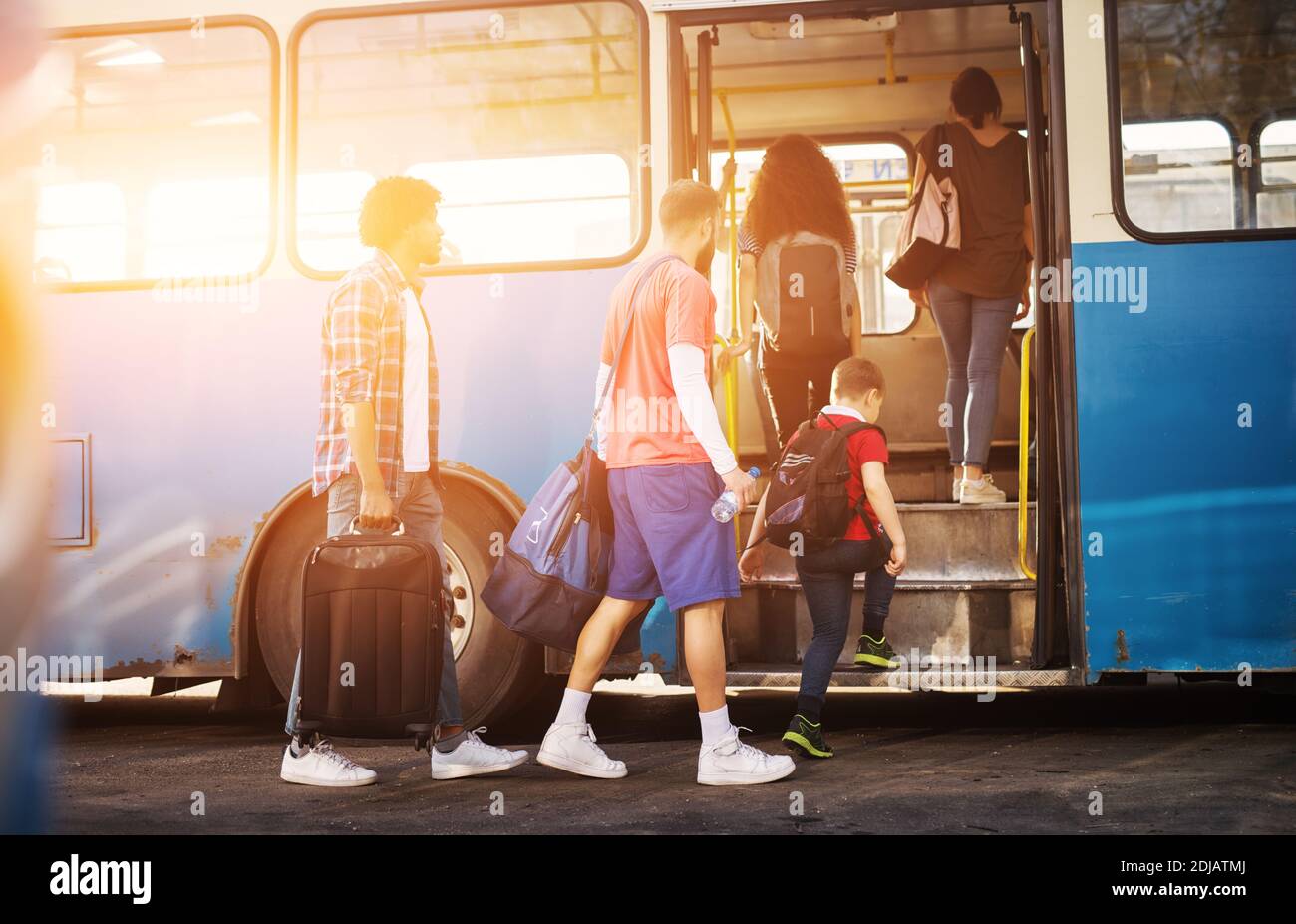 Ligne de personnes entrant dans le bus public Banque de photographies ...