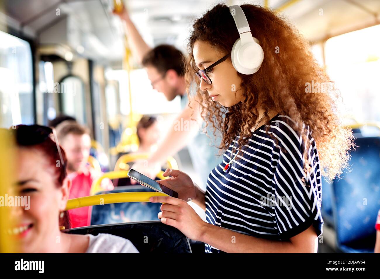 Une fille qui prend le bus Banque de photographies et d’images à haute ...