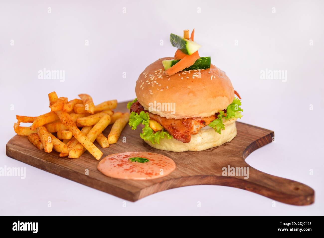 hamburger et frites sur une base en bois. hamburger avec laitue, viande ...