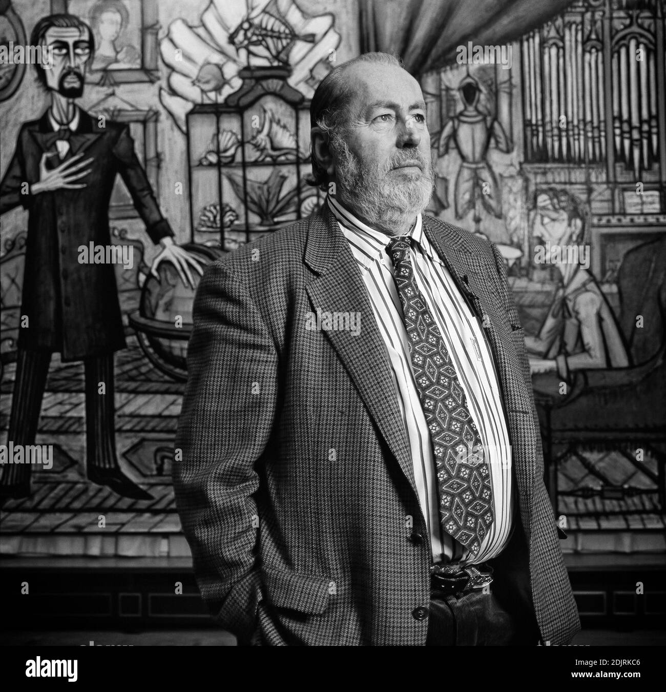 Dossiers - le peintre français Bernard buffet pose devant une œuvre ...