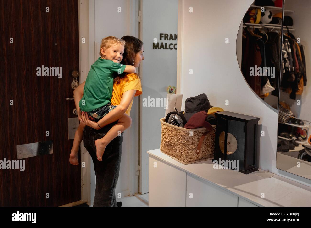 Femme Portant Son Fils Sur Le Dos Et Souriant Banque De Photographies