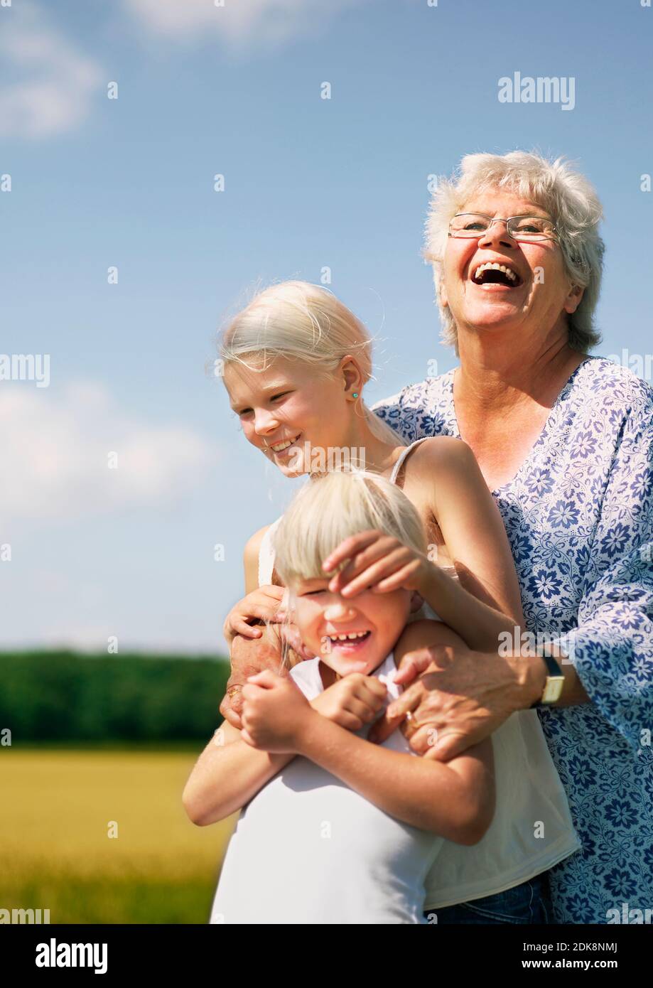 Grandma et petits enfants Banque de photographies et d’images à haute ...