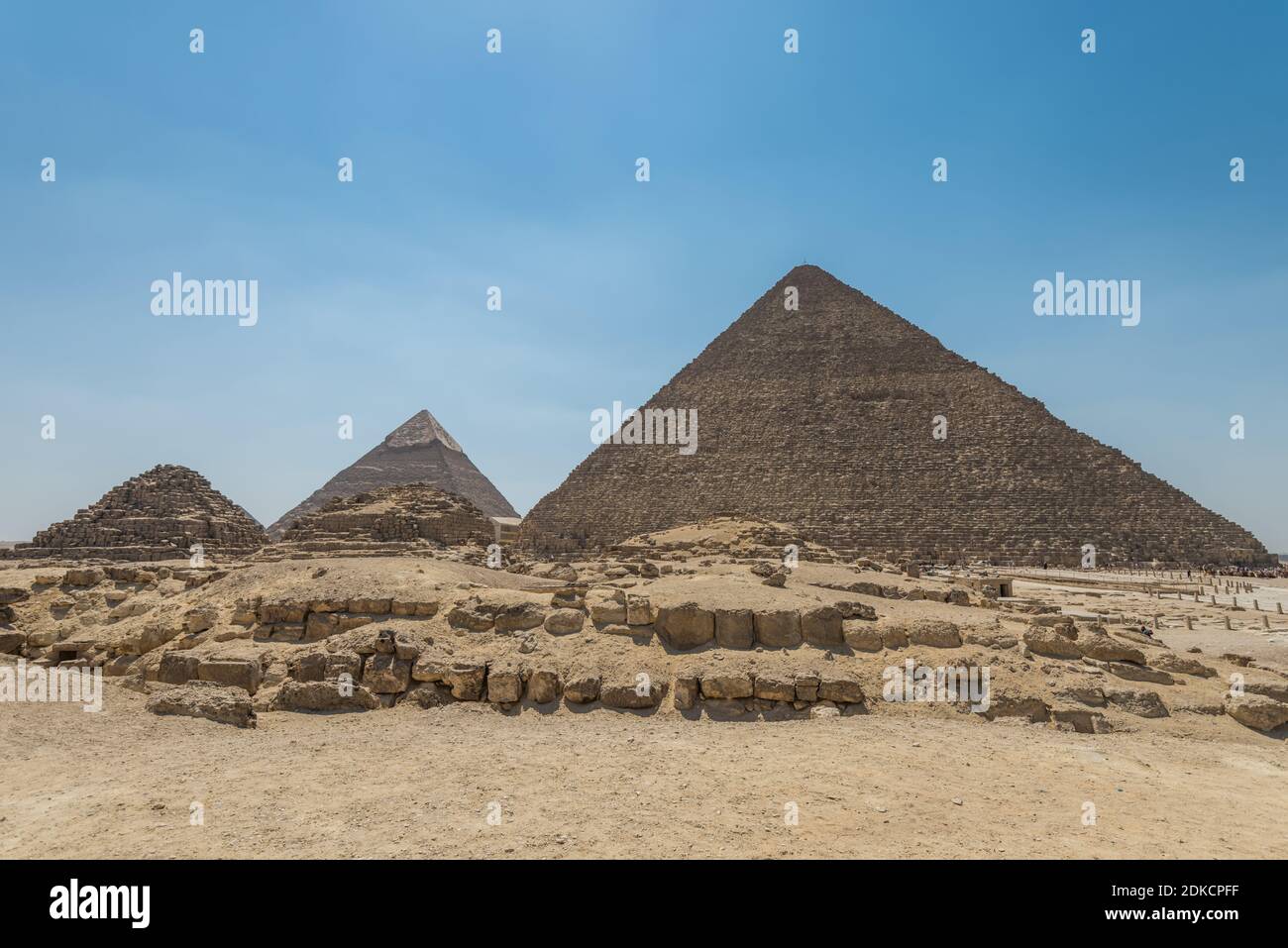Le complexe de la pyramide de Gizeh, site archéologique sur le plateau ...