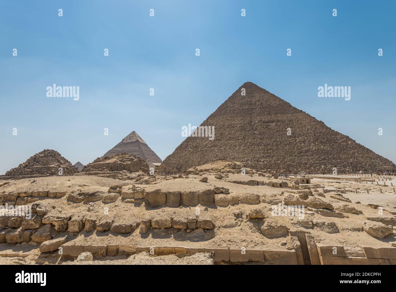 Le complexe de la pyramide de Gizeh, site archéologique sur le plateau ...