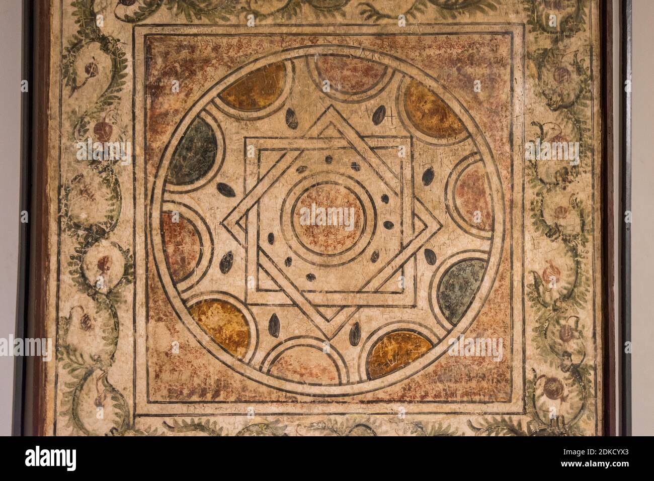 Peinture d'icône des arts coptes sur le mur reflétant une expression ...