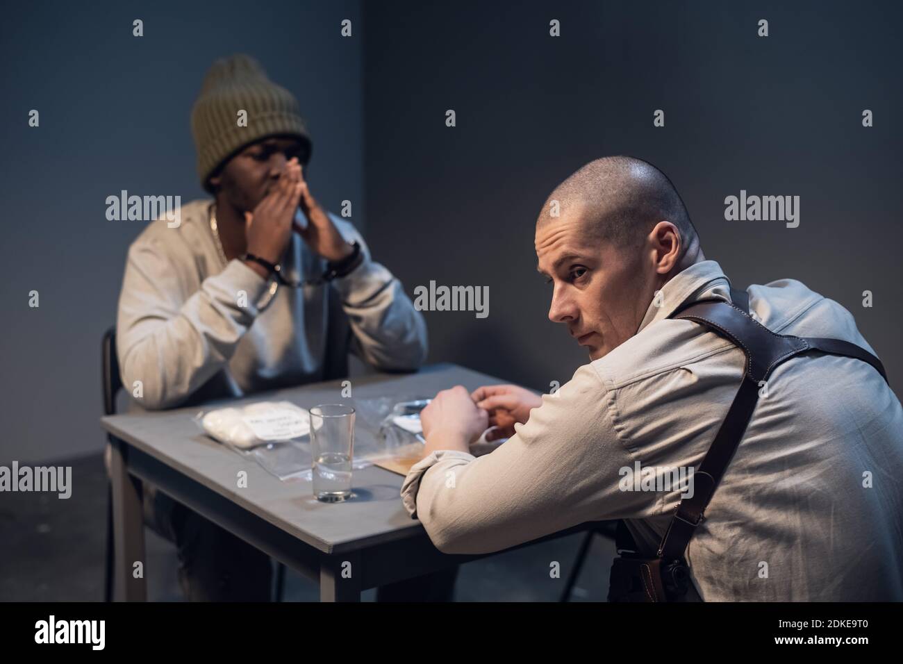 Interrogation Police Station Banque d'image et photos - Alamy