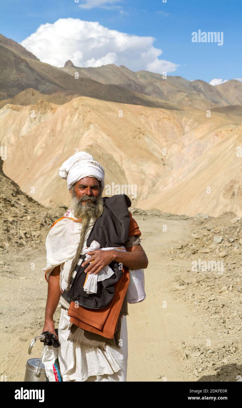 Himalaya, Inde, 14 juillet 2012. Randonnée Hindou sadhu avec une longue ...