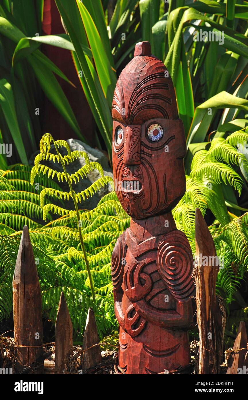 Statue maori Banque de photographies et d’images à haute résolution - Alamy