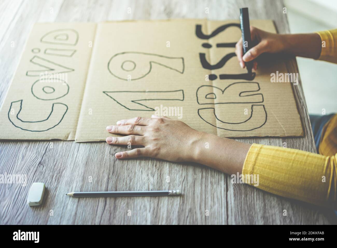 Lettre en carton Banque de photographies et d’images à haute résolution ...