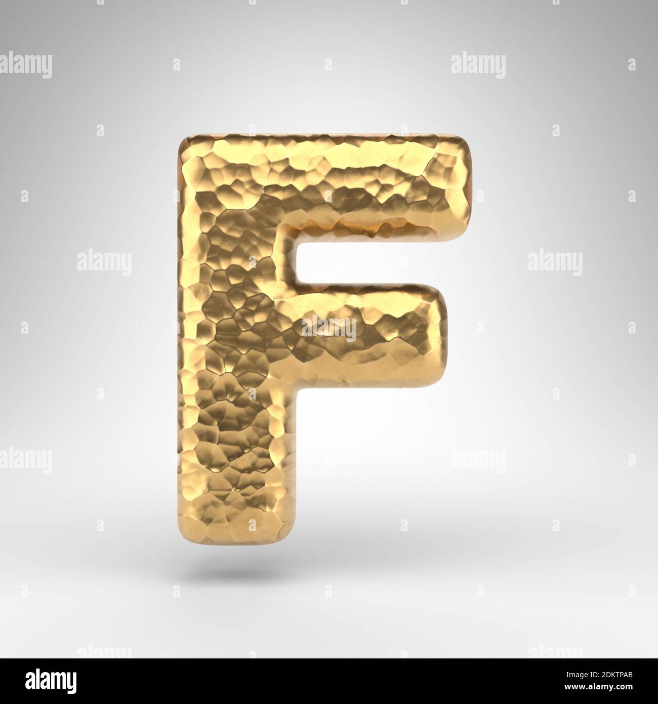 Lettre F majuscule sur fond blanc. Police 3D en laiton martelé avec ...