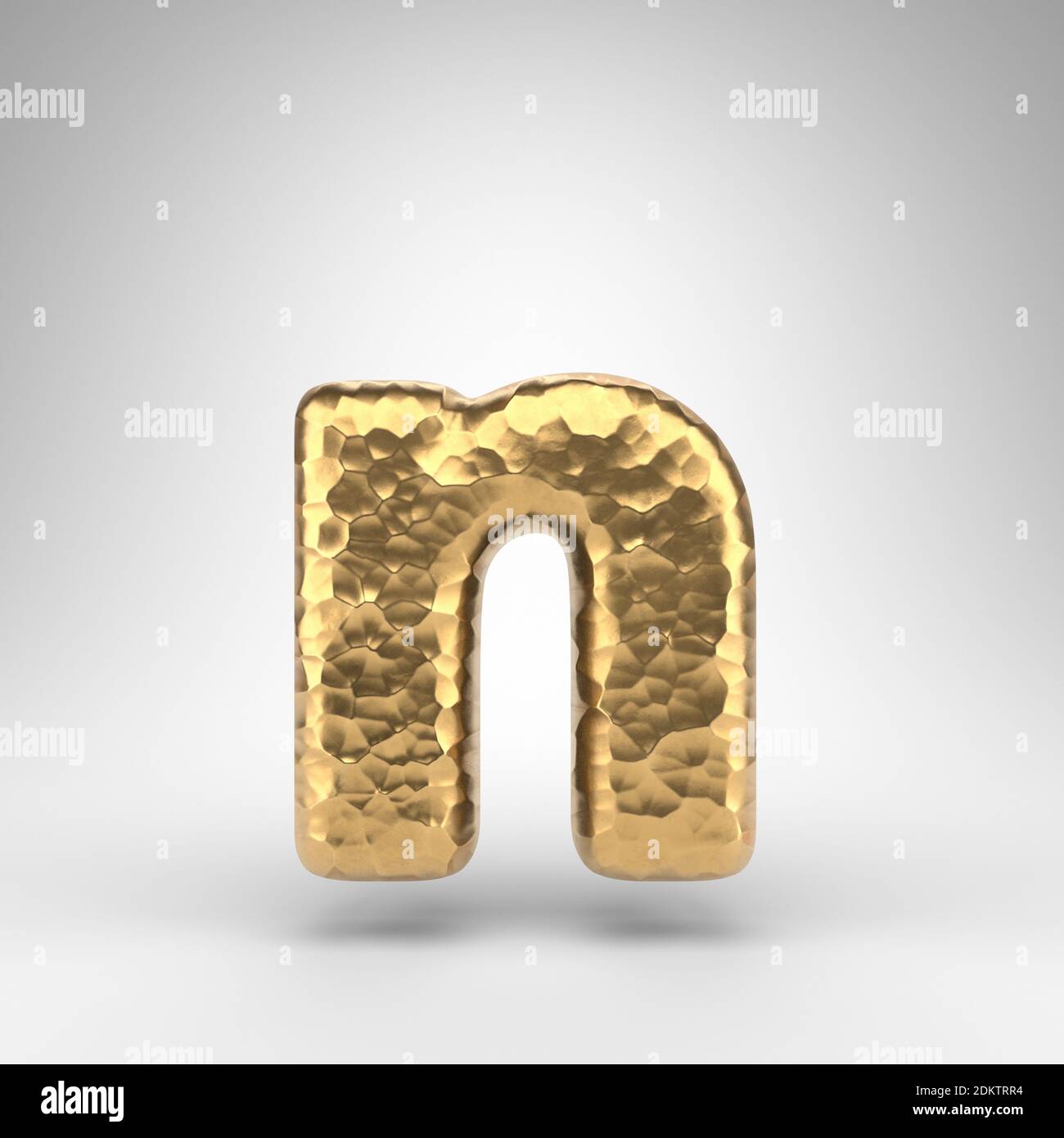 Lettre N minuscule sur fond blanc. Police 3D en laiton martelé avec ...