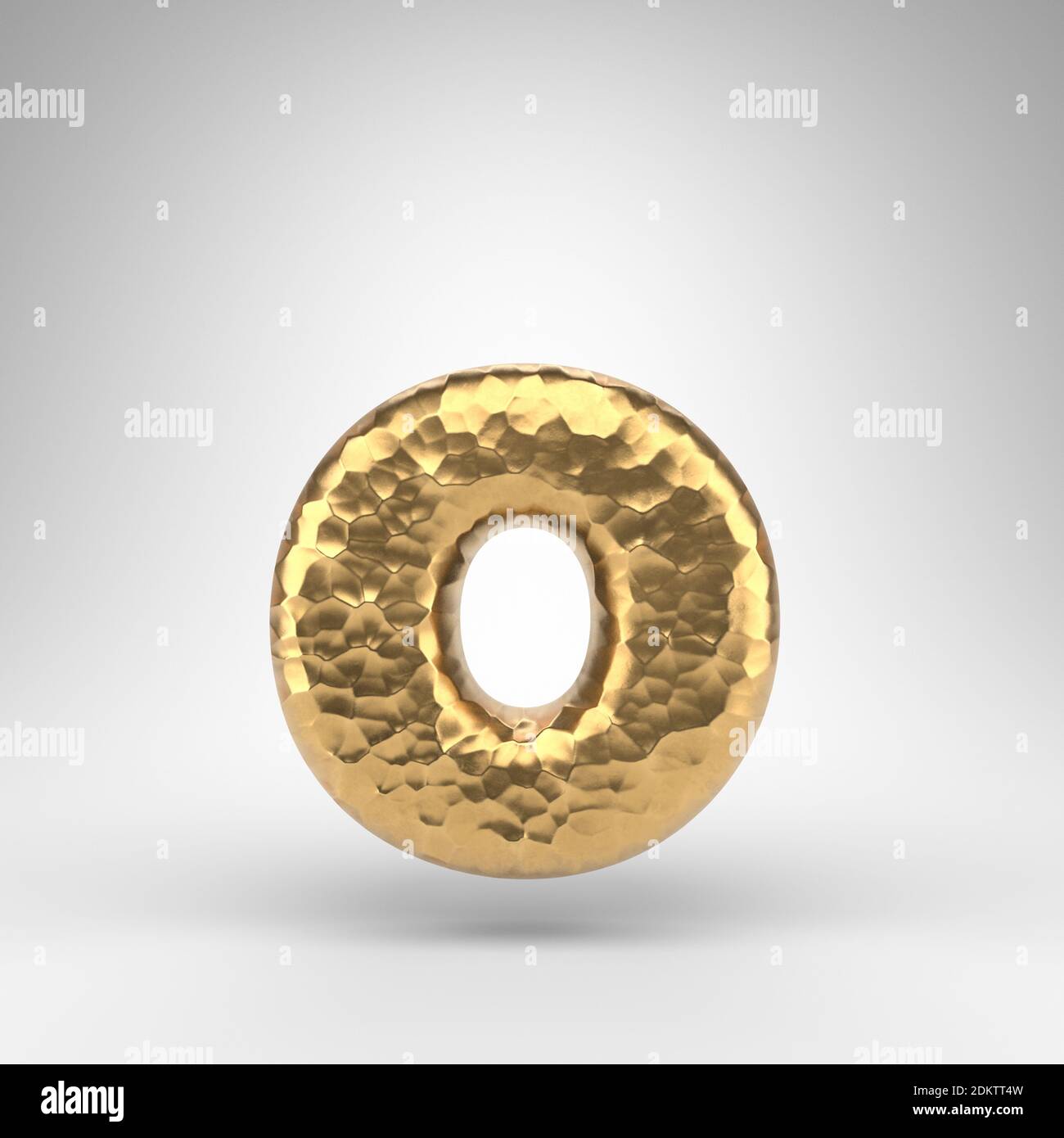 Lettre O minuscule sur fond blanc. Police 3D en laiton martelé avec ...