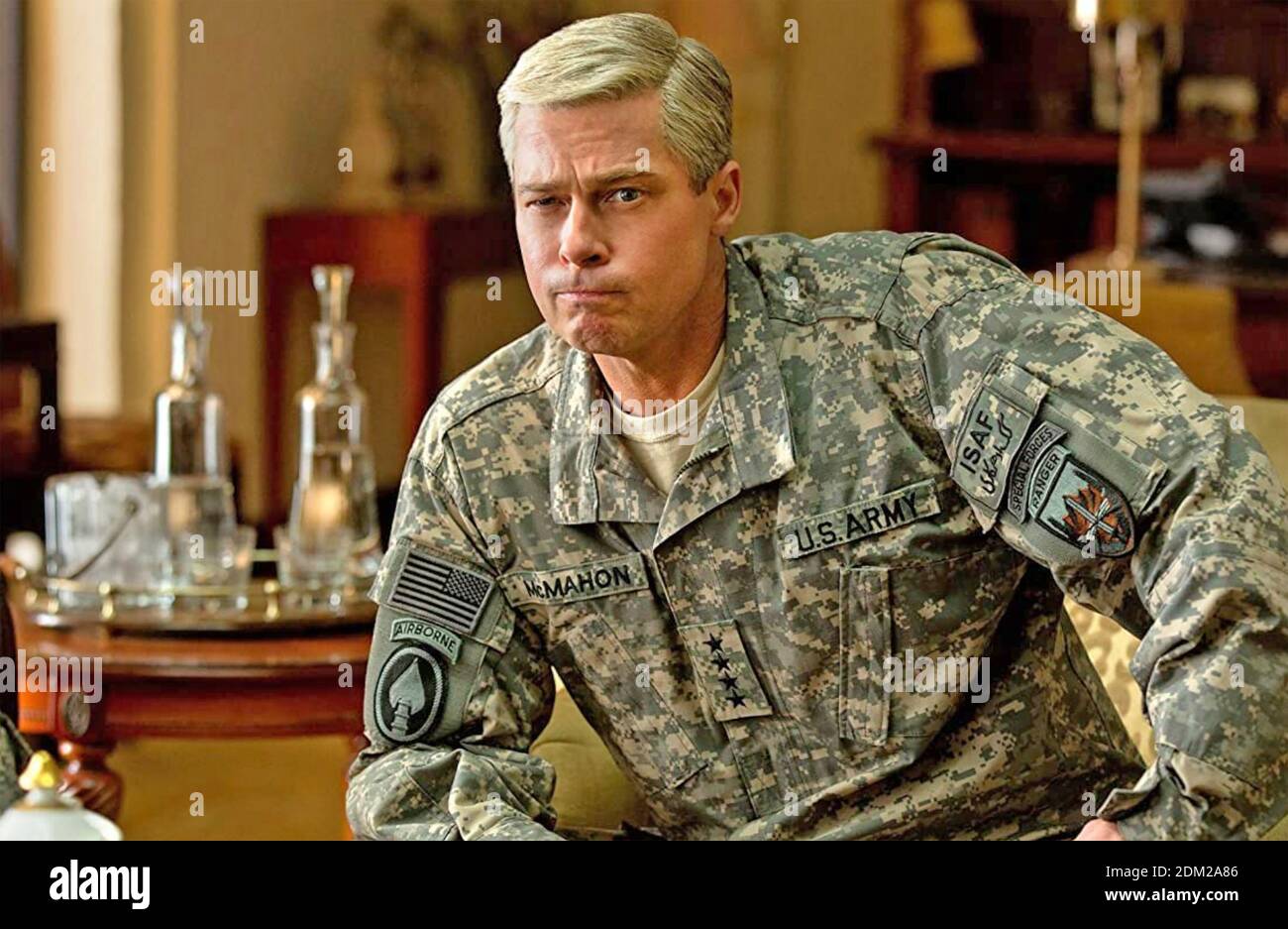 WAR MACHINE 2017 Netflix film avec Brad Pitt comme général Glen McMahon ...
