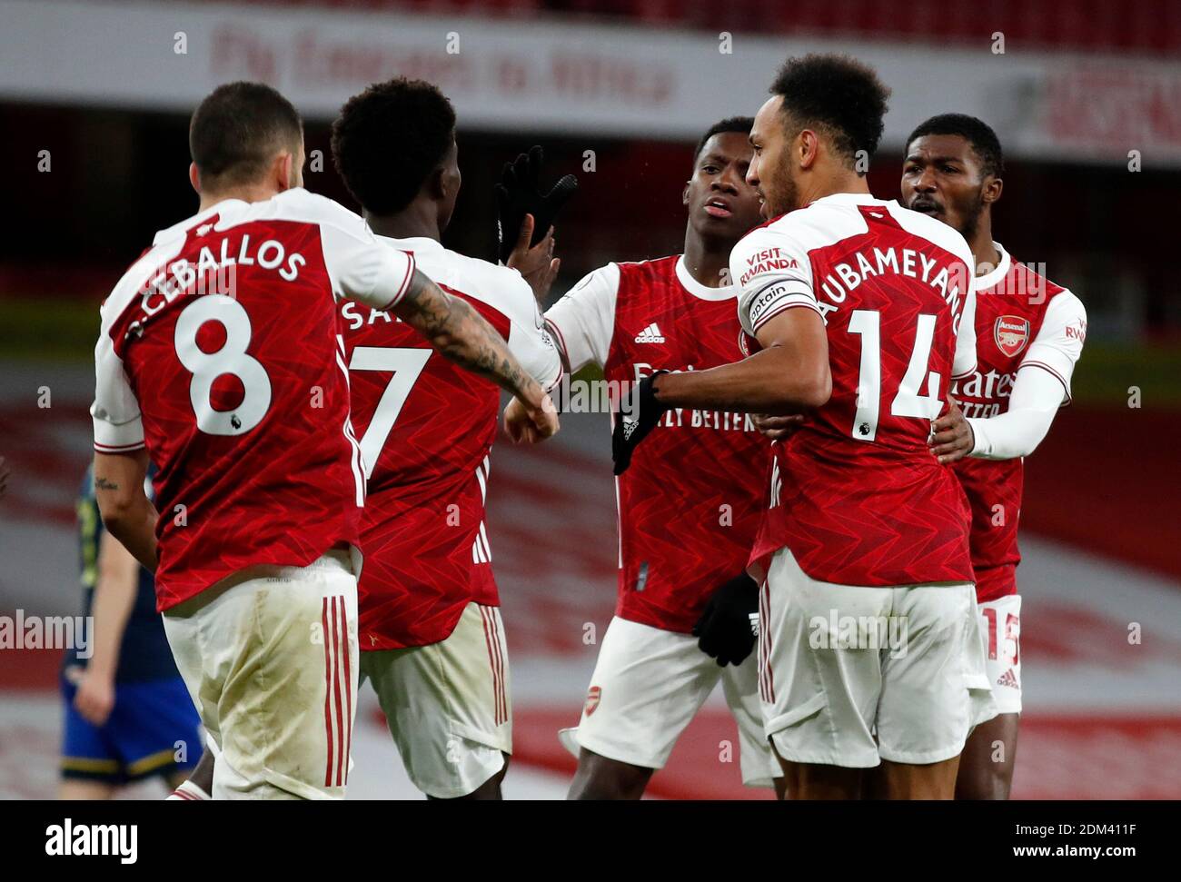 Pierre-Emerick Aubameyang d'Arsenal célèbre du côté marquant son ...