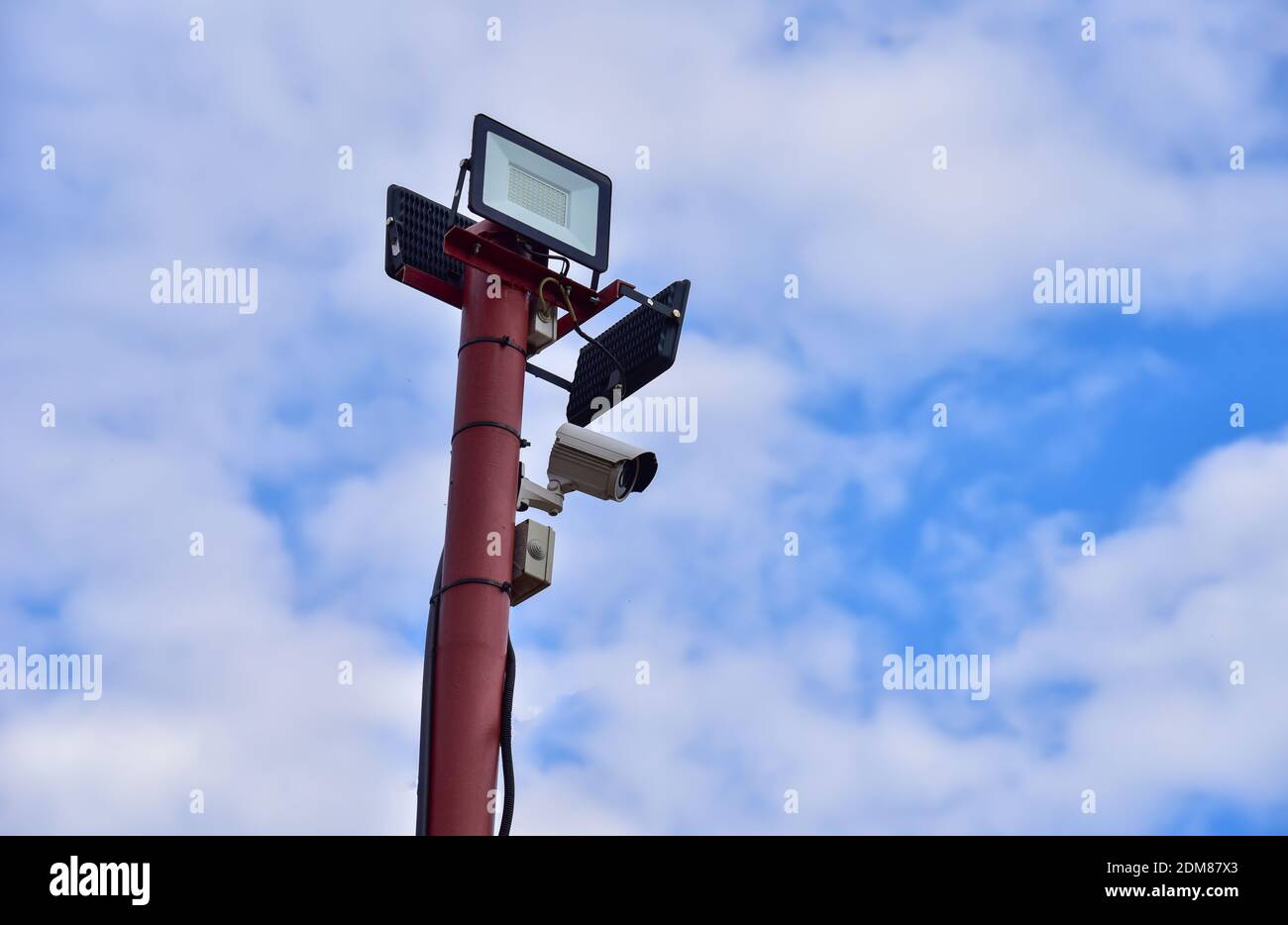 Vidéosurveillance. Caméra vidéo sur le montant latéral contre un fond ...