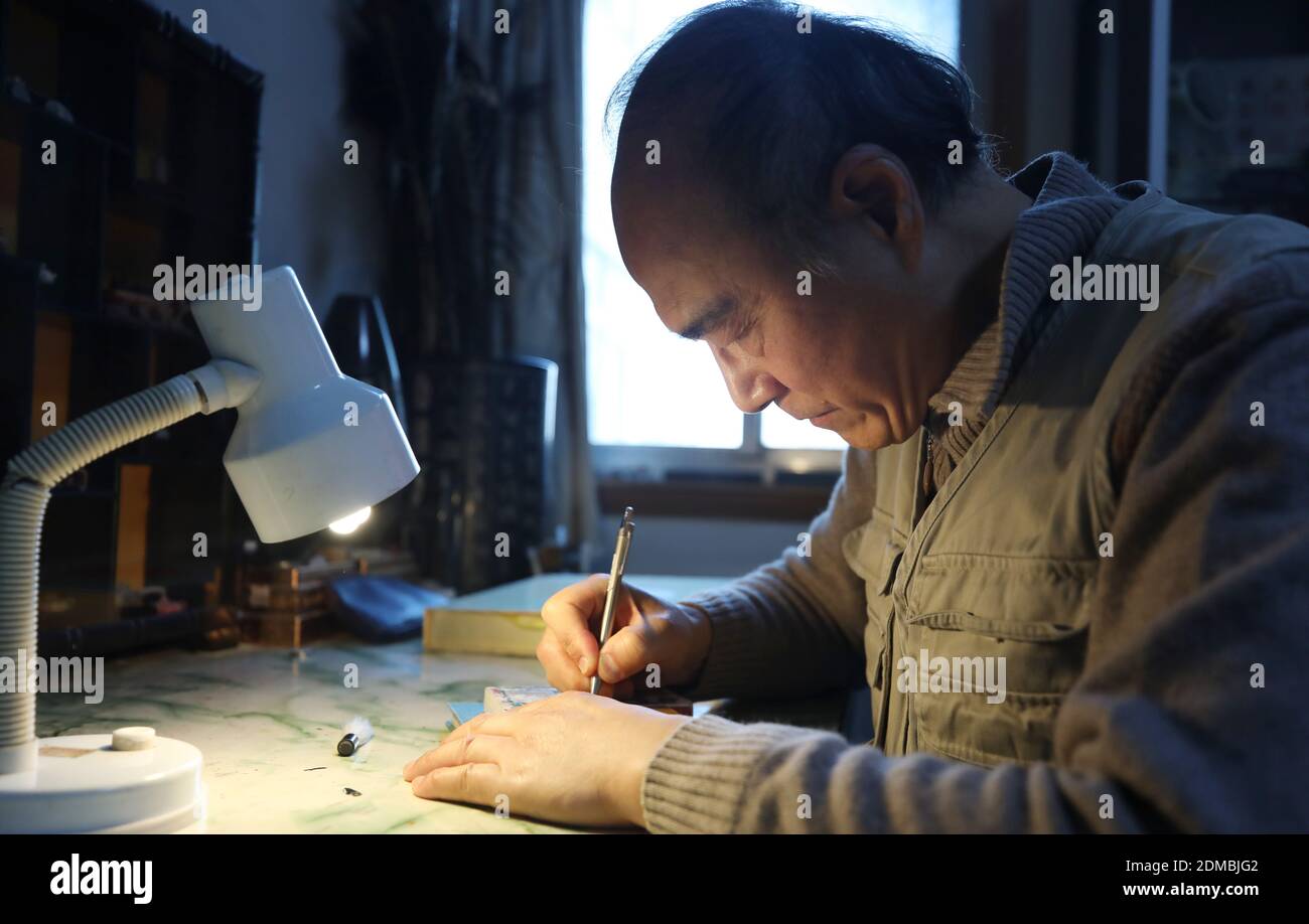 (201216) -- JINAN, 16 décembre 2020 (Xinhua) -- Wang Tianming sculpte ...