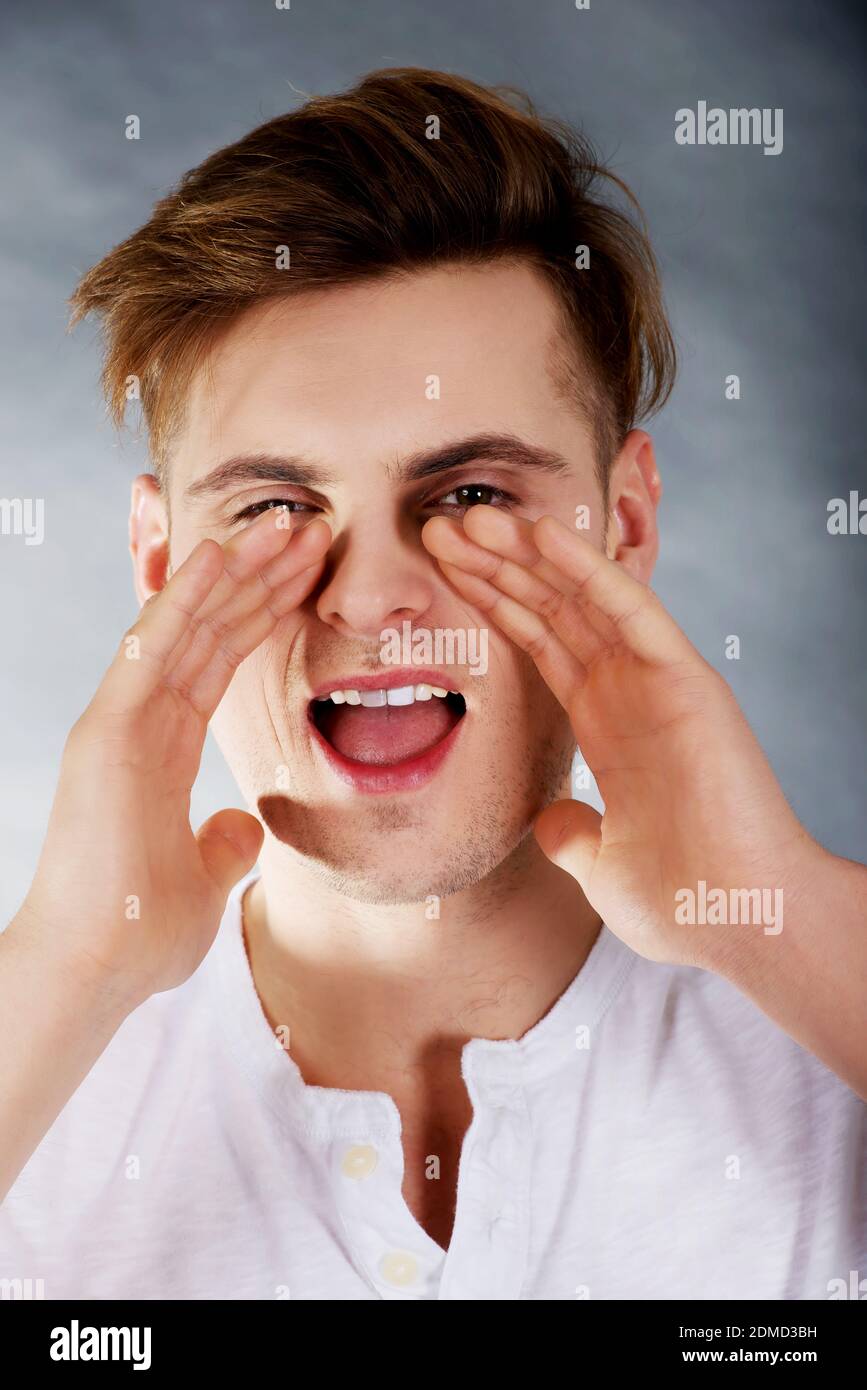 Homme qui crie sur quelqu'un Banque de photographies et d’images à ...