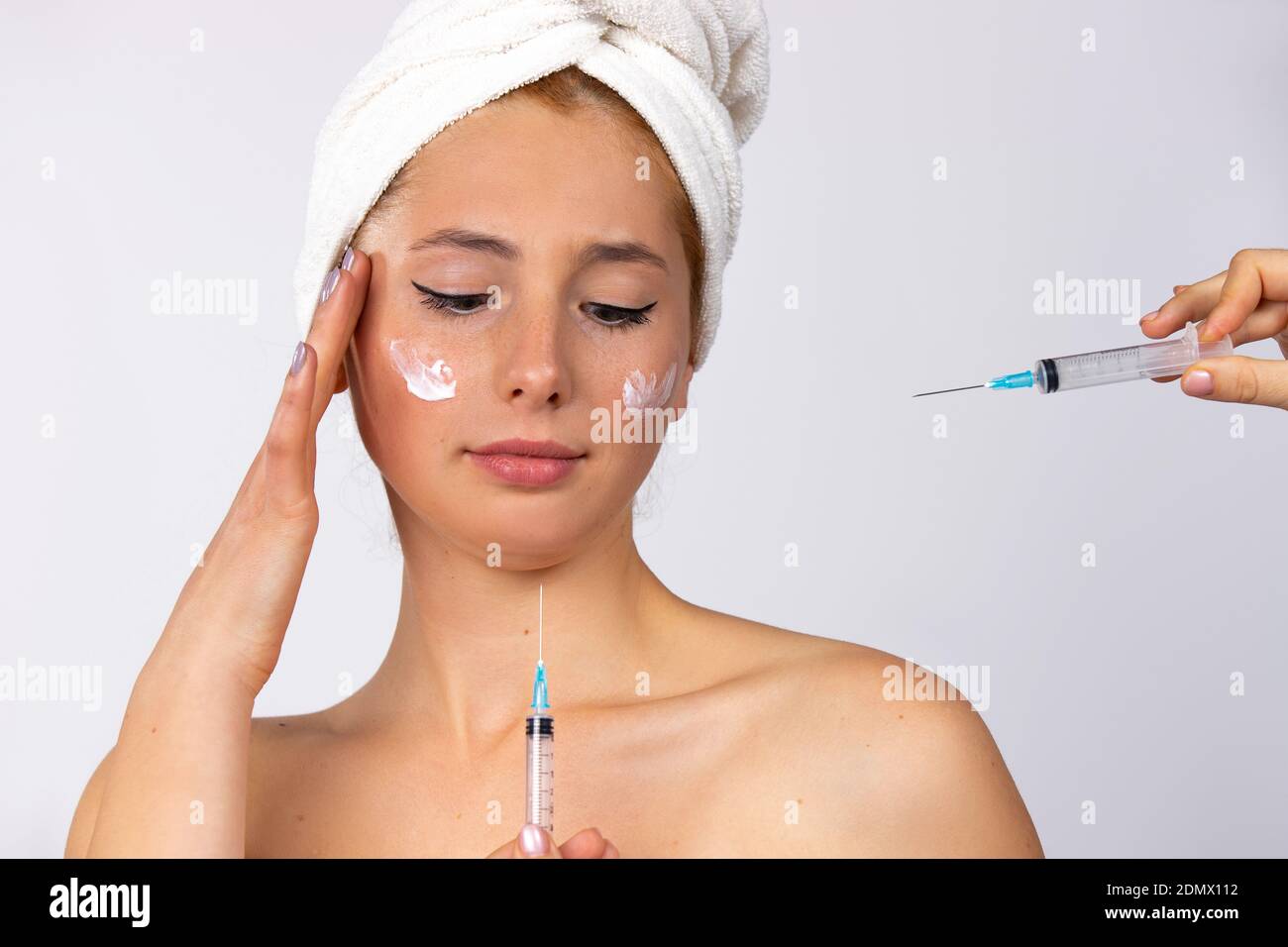 Injections de levage cosmétologiques et une fille pensive avec une ...