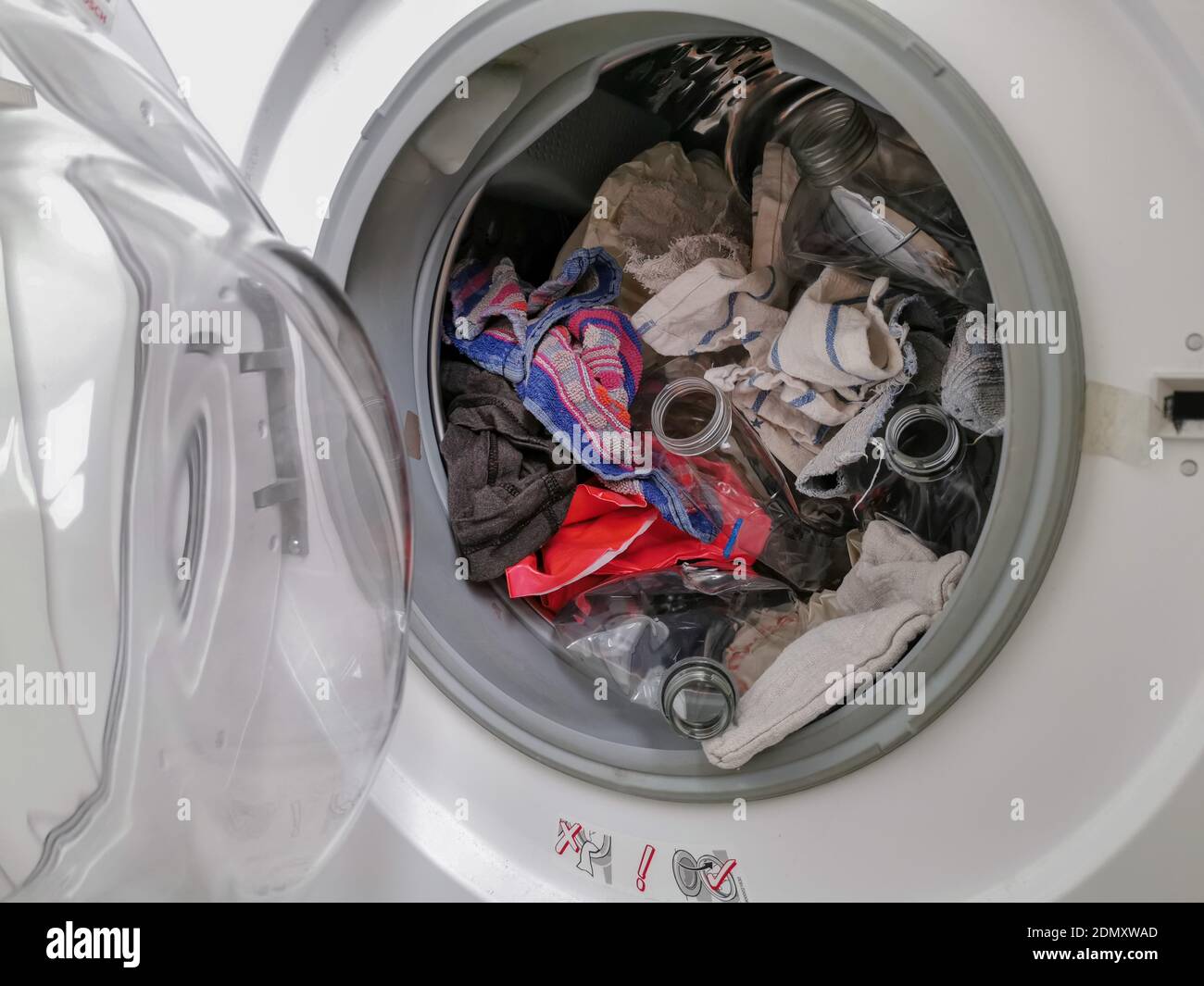 Washing machine with clothes Banque de photographies et d’images à ...