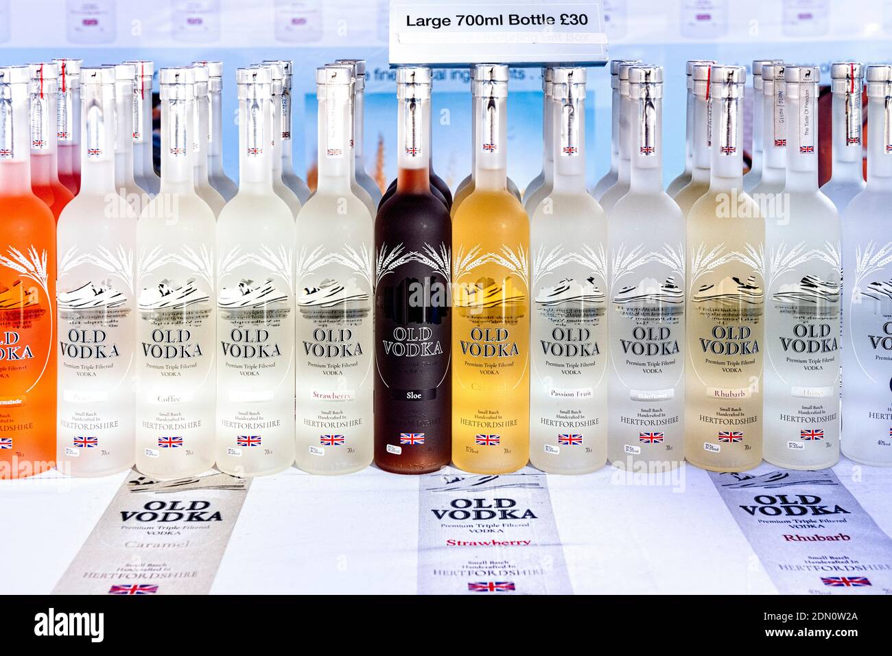 Bouteilles de vodka avec différentes saveurs de vodka faites par le ...