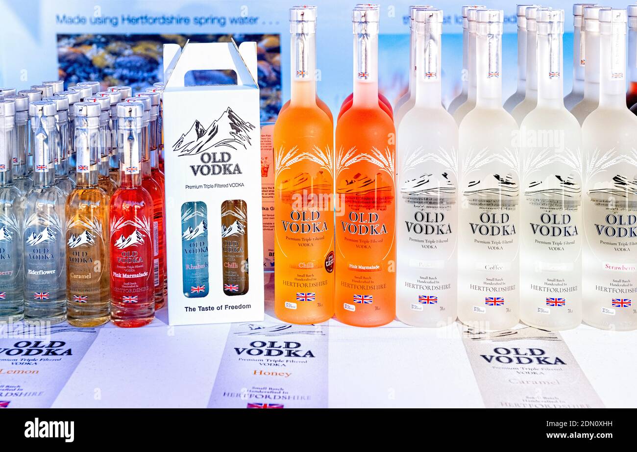 Bouteilles de vodka avec différentes saveurs de vodka faites par le ...
