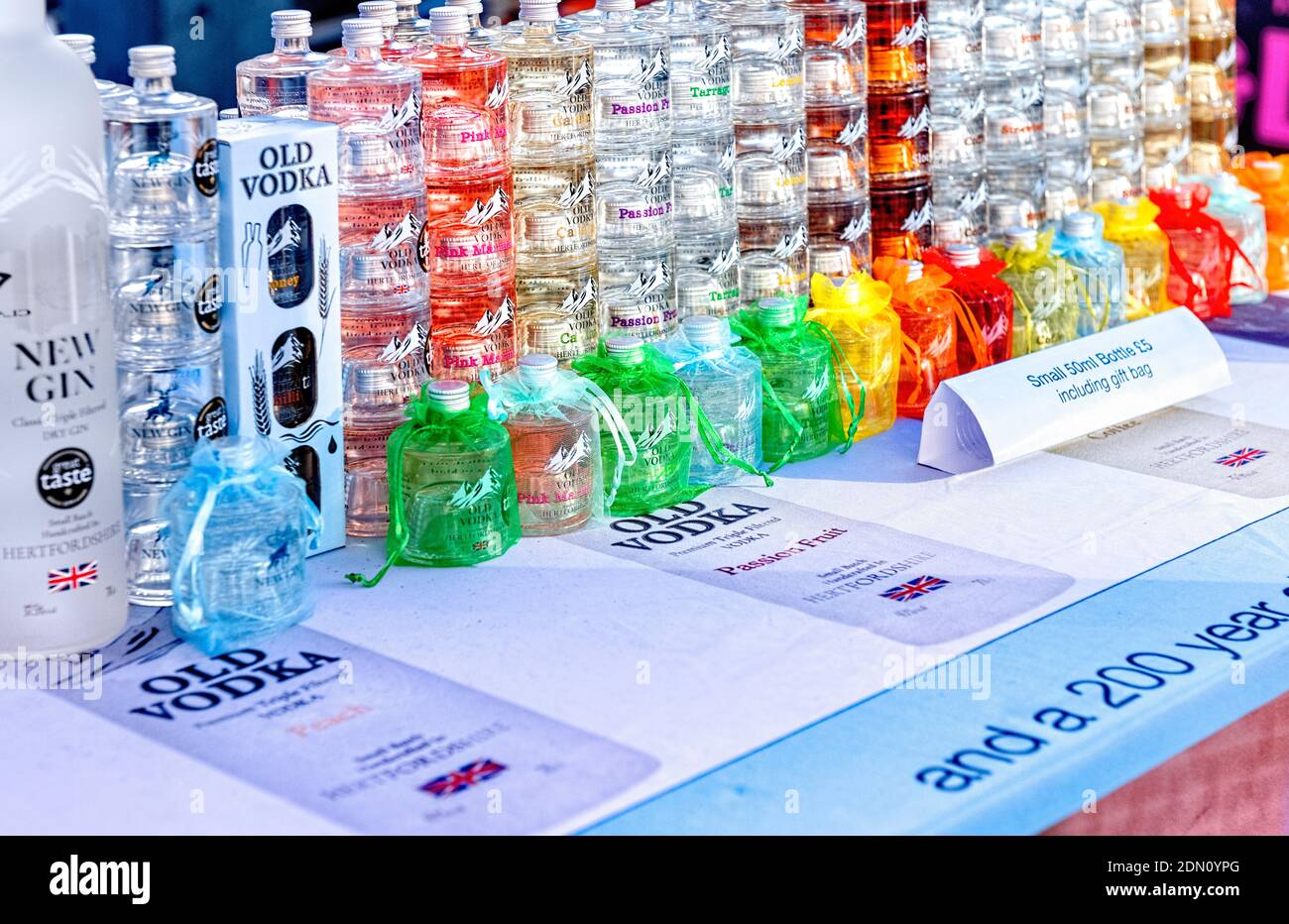 Bouteilles de vodka avec différentes saveurs de vodka faites par le ...