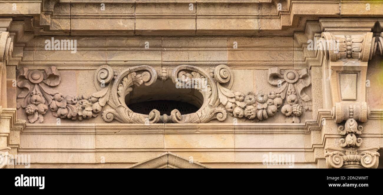 Éléments de décorations architecturales de bâtiments, moulures en ...