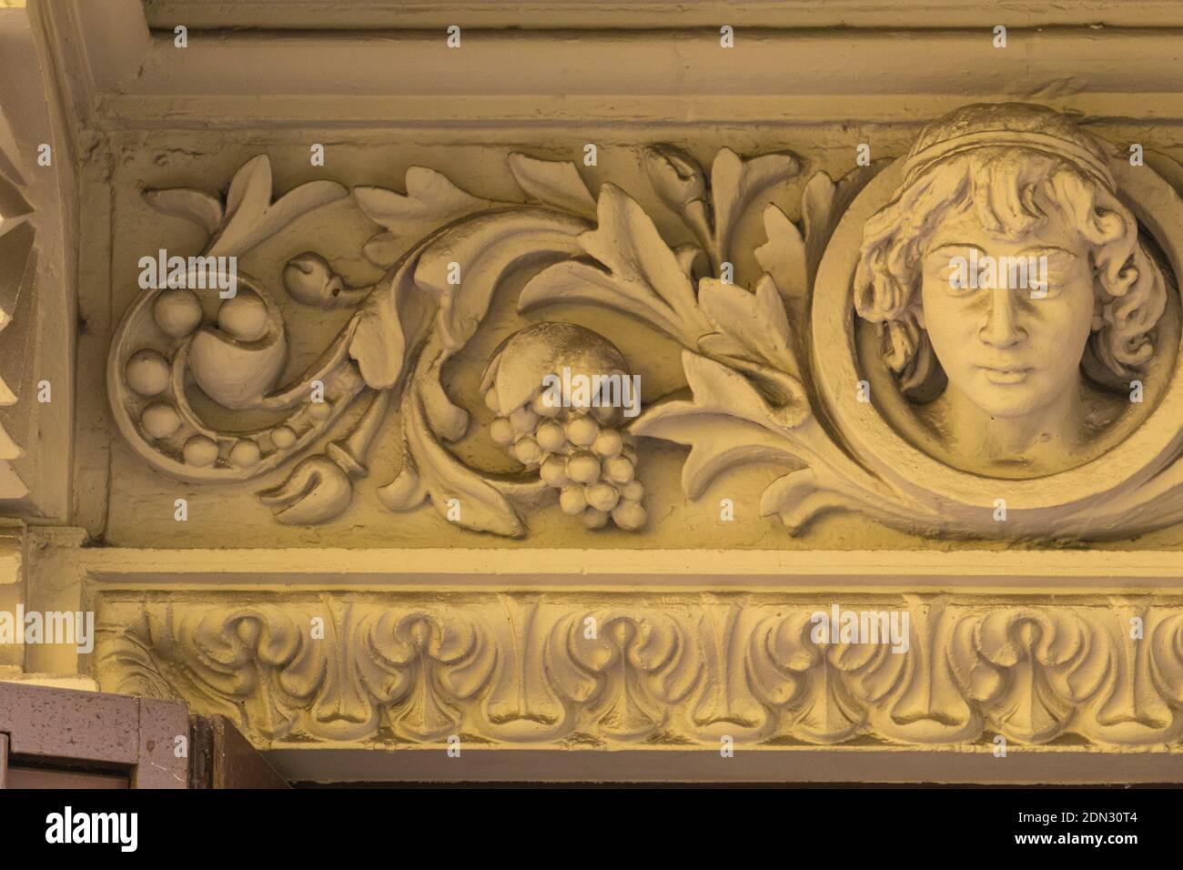 Éléments de décorations architecturales de bâtiments, moulures en ...