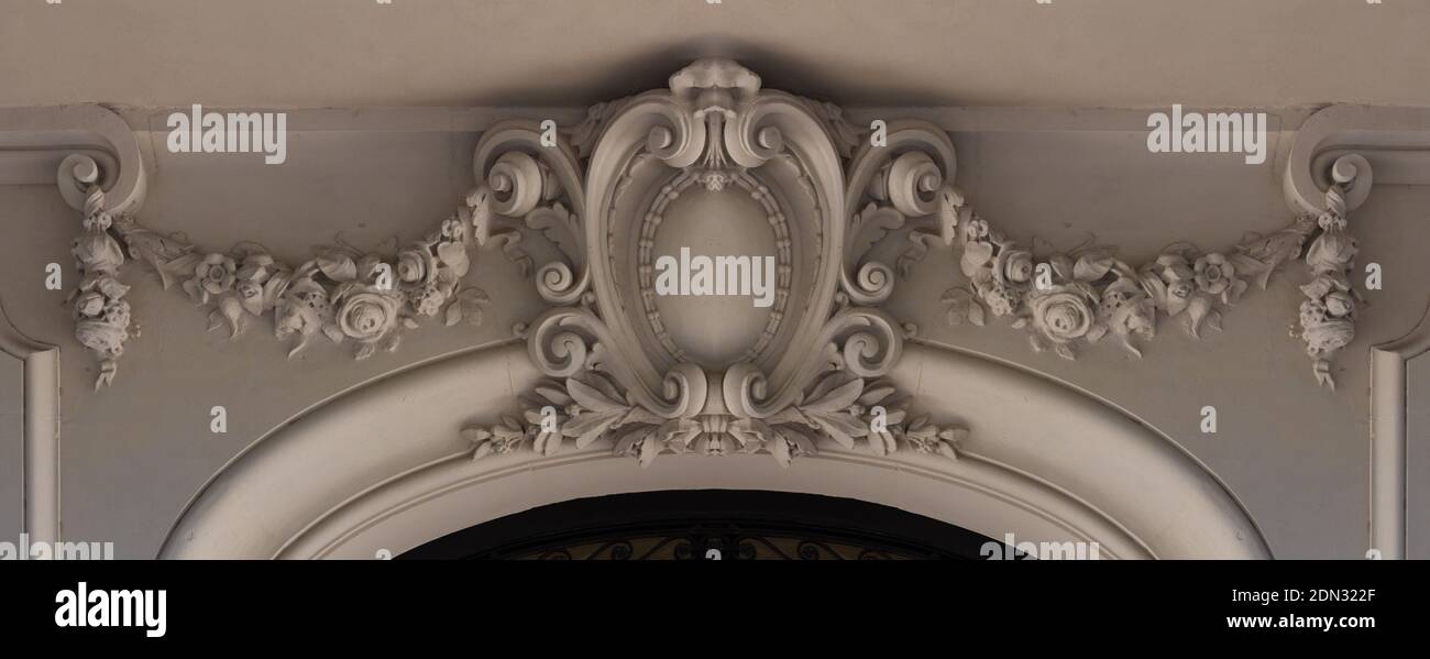 Éléments de décorations architecturales de bâtiments, moulures en ...