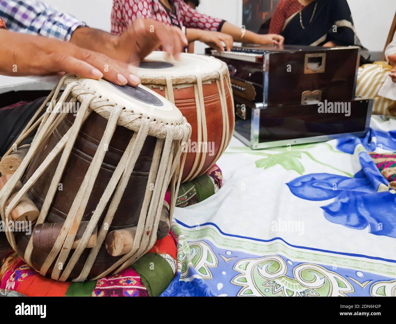 Un musicien indien jouant harmonium Banque de photographies et d’images ...