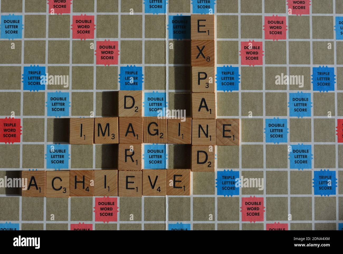 Plateau de scrabble avec des mots Banque de photographies et d’images à ...