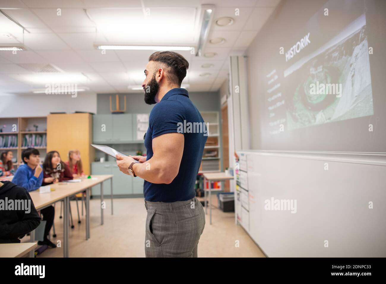 Professeur debout dans la salle de classe Banque de photographies et d ...