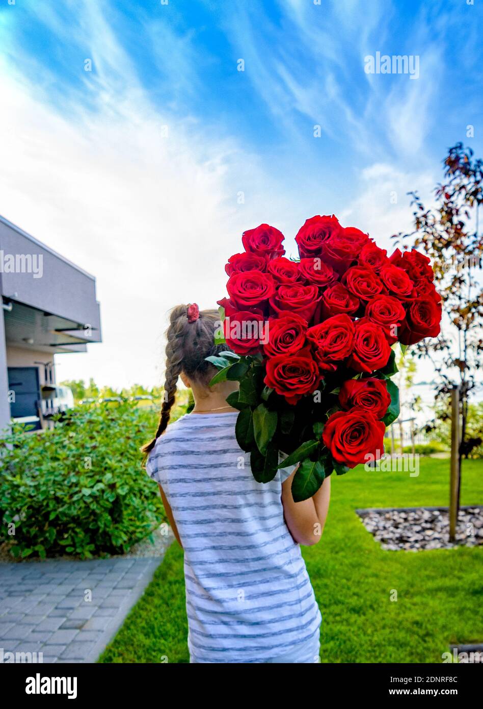 Avec un gros bouquet de roses rouges Banque de photographies et d ...