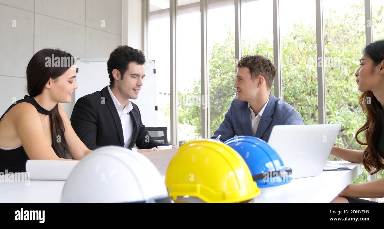 Travail acharné au bureau sur le bureau Banque de photographies et d ...