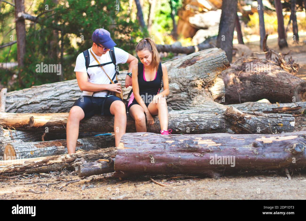 Homme assis sur un tronc d'arbre Banque de photographies et d’images à ...