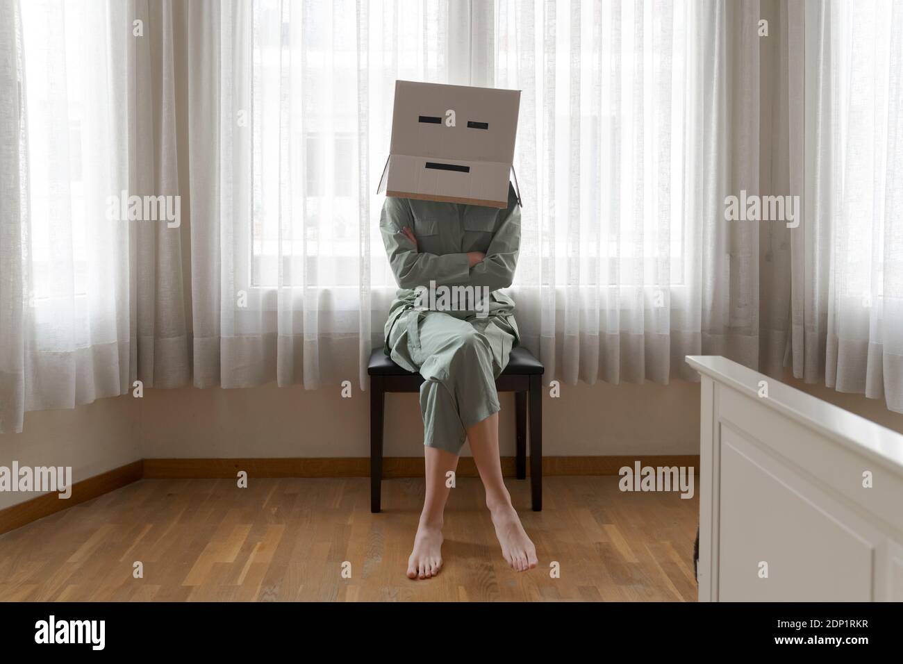 Femme Assise De Face Sur Une Chaise Banque De Photographies Et Dimages