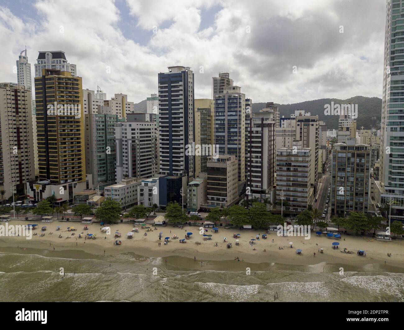 Balneário Camboriú (SC), 18/12/2020 - Clima / Praia - Sombras na Faxa ...