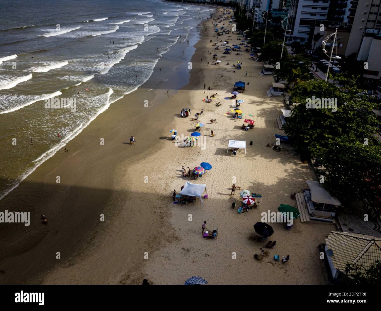 Balneário Camboriú (SC), 18/12/2020 - Clima / Praia - Sombras na Faxa ...