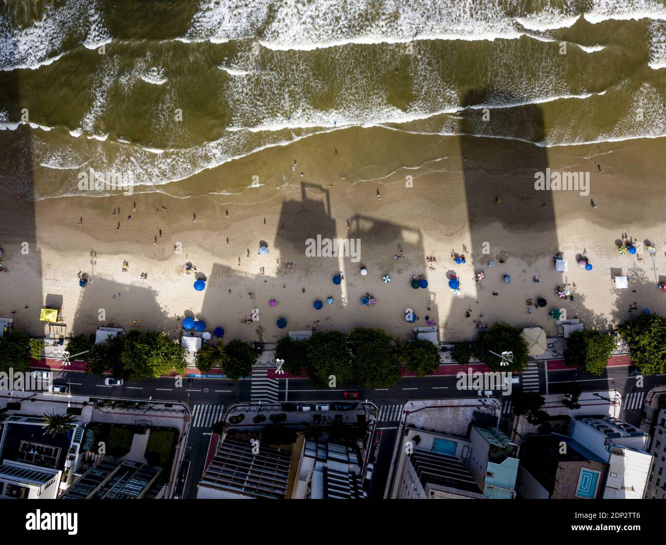 Balneário Camboriú (SC), 18/12/2020 - Clima / Praia - Sombras na Faxa ...