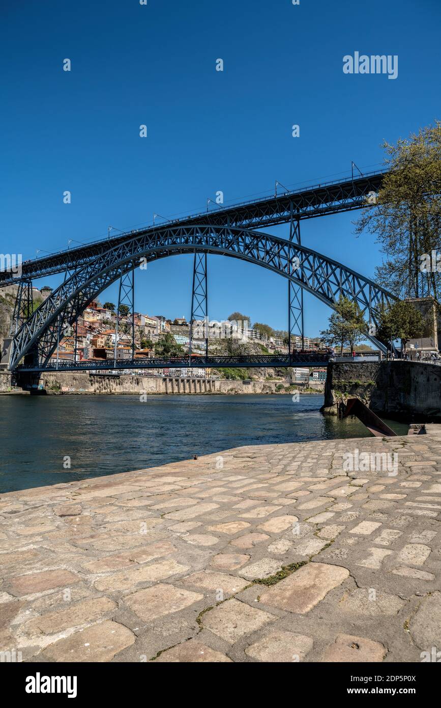 Pont Dom Luis I . Double-pont en arc métallique de pont sur la rivière ...
