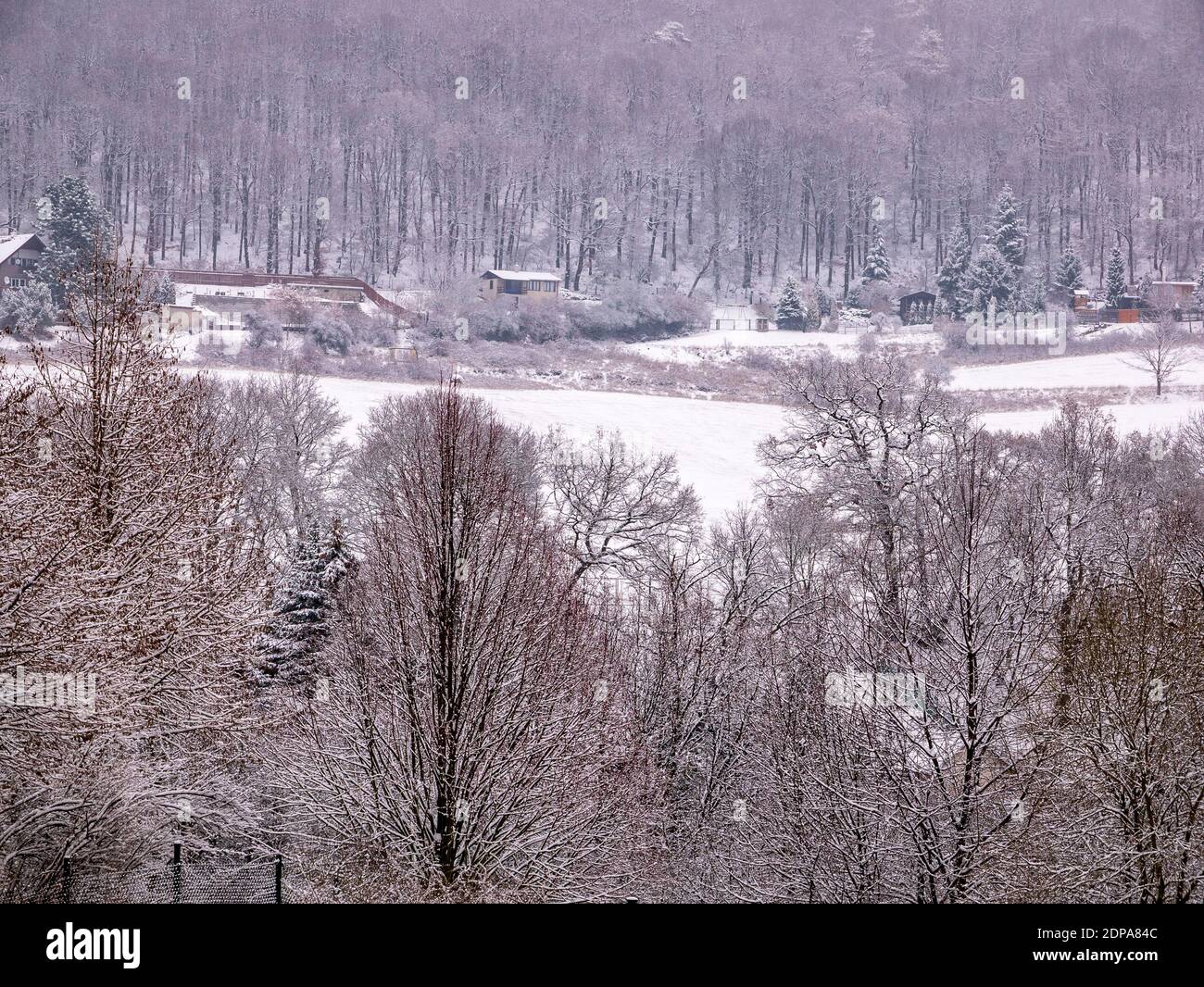 Maisons sous la colline Banque de photographies et d’images à haute ...