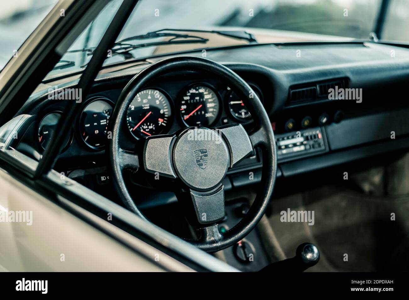 STUTTGART, Allemagne 6 mars 2020 : la Porsche 911 Turbo 3.3 4x4 ...
