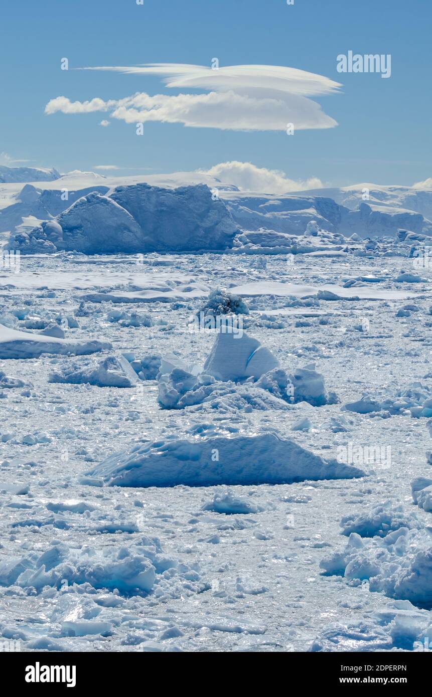 On peut voir sur l'eau bleu profond glaciaire de l'Antarctique le point ...
