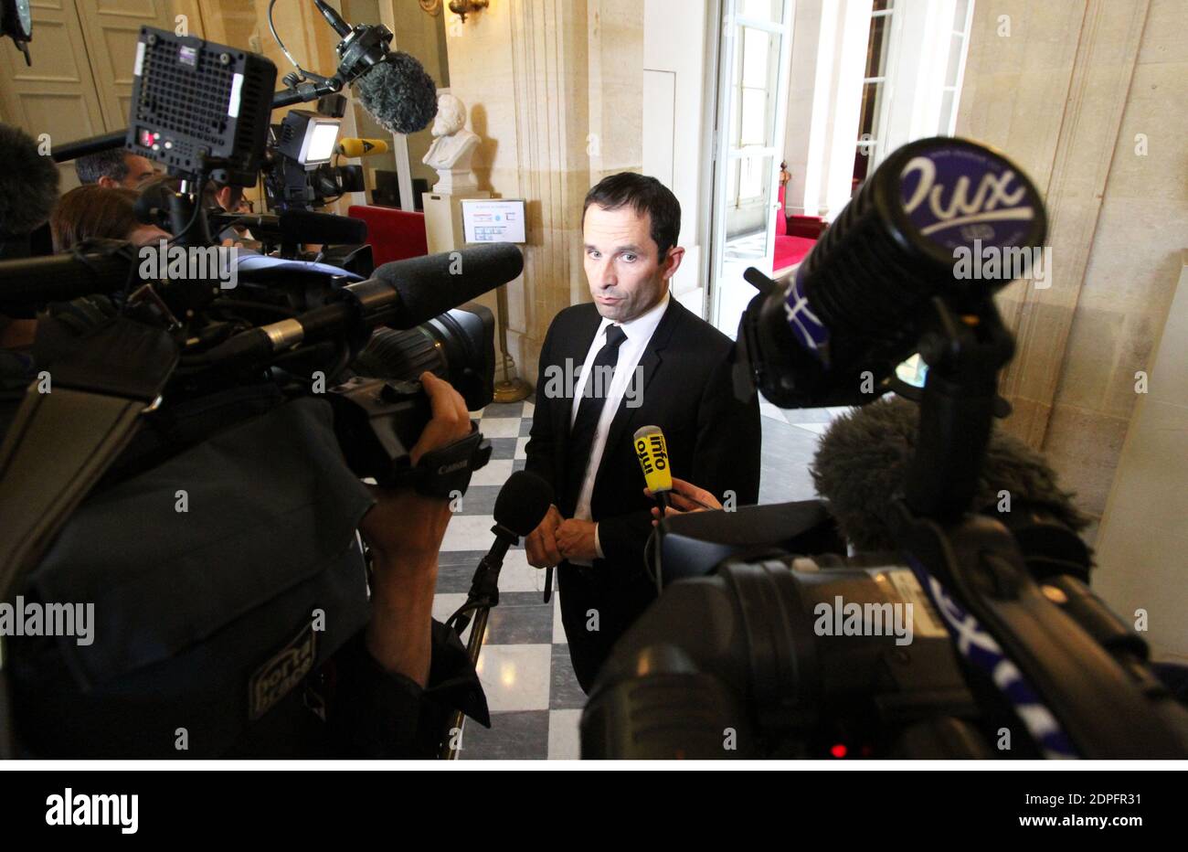 Benoit Hamon, député du Parti socialiste français, répond aux médias ...