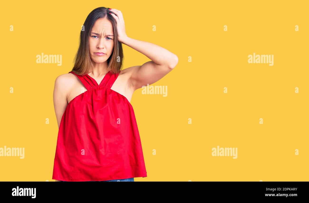 Belle brune jeune femme portant des vêtements décontractés confondre et ...