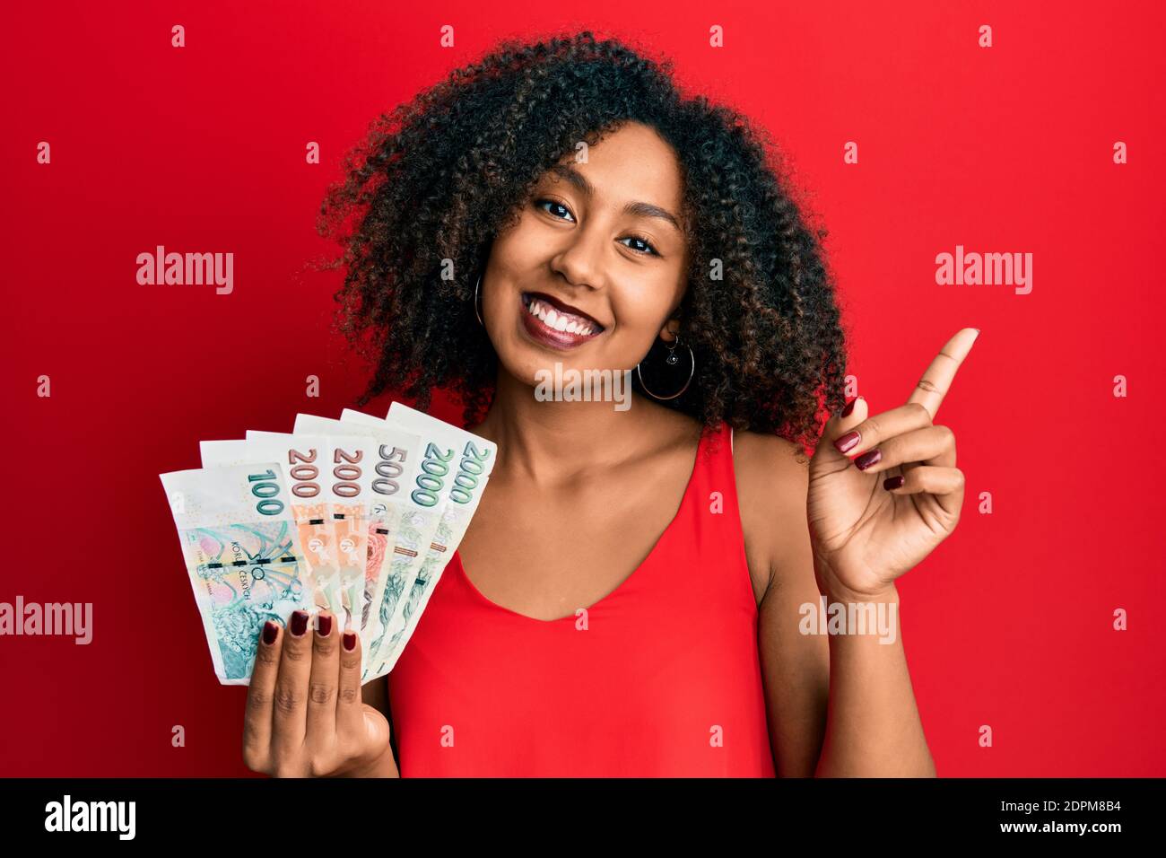 Belle Femme Afro Américaine Avec Cheveux Afro Tenant La Couronne