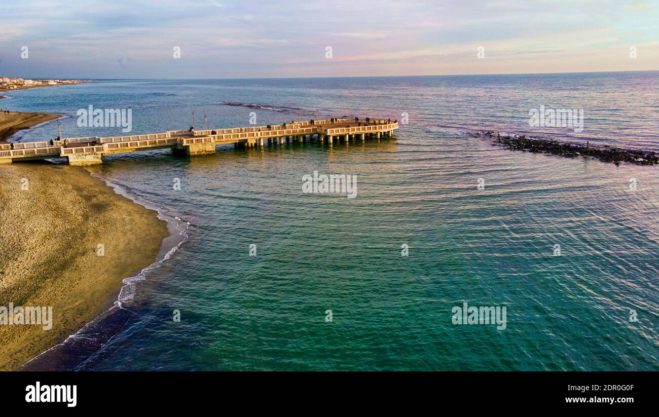 Coucher de soleil Rome vue aérienne à Ostia Lido plage sur mer bleue et ...