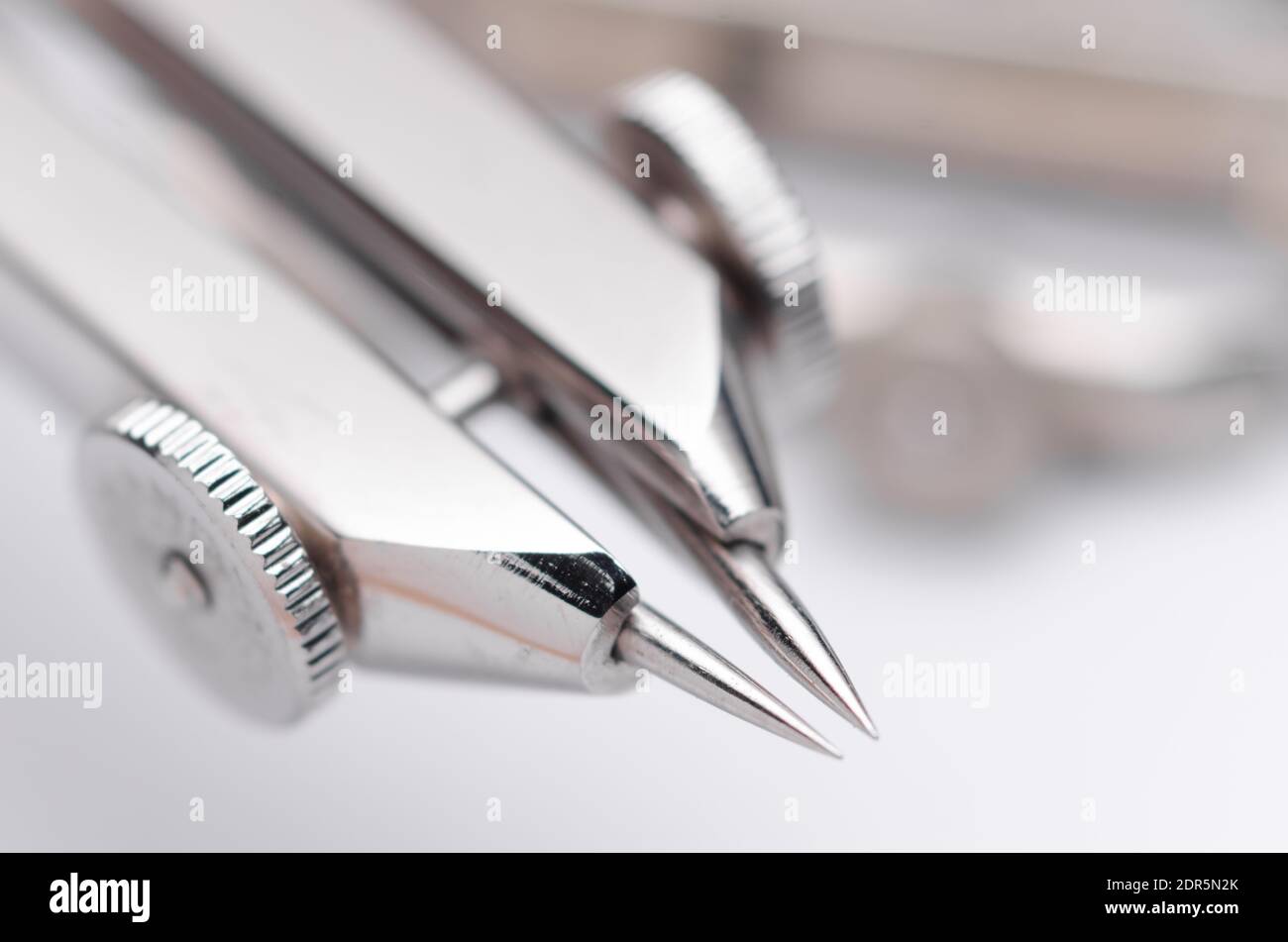 Compas de dessin ou de dessin en métal sur papier blanc vierge ...