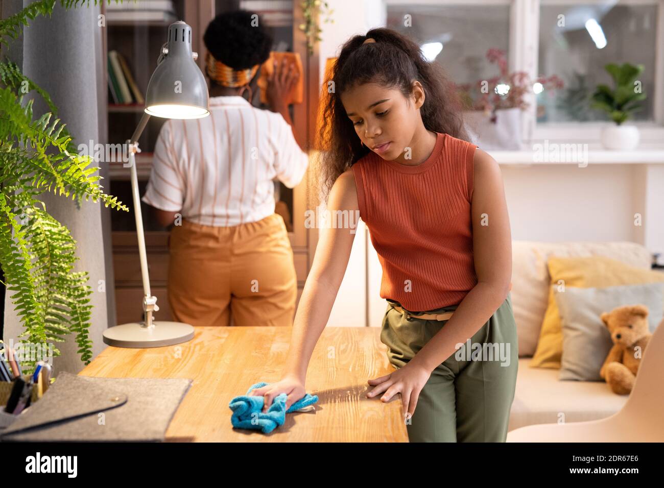 Essuyage filles dans la cuisine Banque de photographies et d’images à ...
